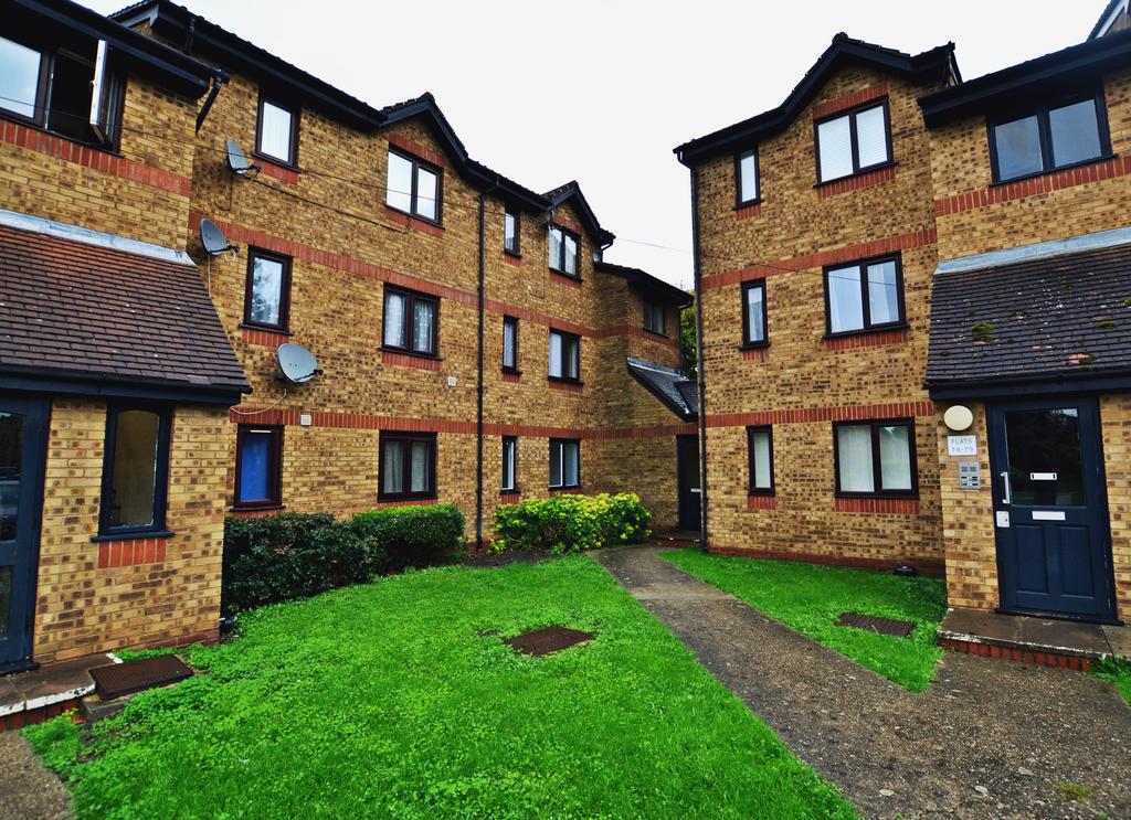 Celadon Close, Enfield EN3 1 bed flat - £1,200 pcm (£277 pw)