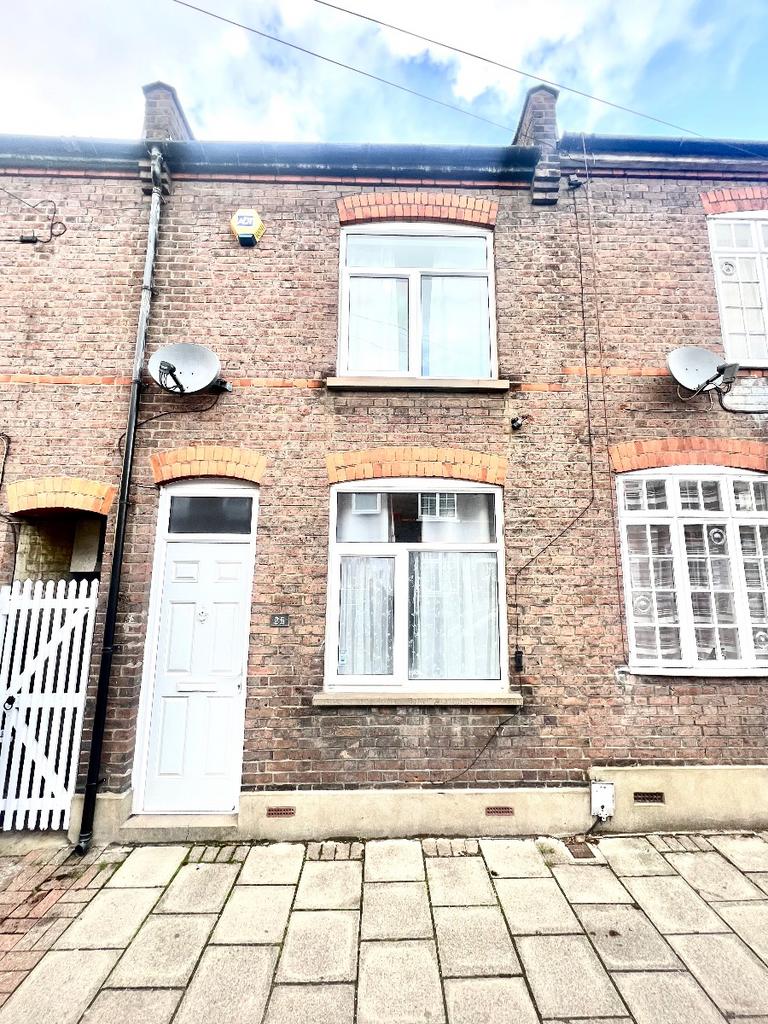 Luton LU2 2 bed terraced house - £240,000
