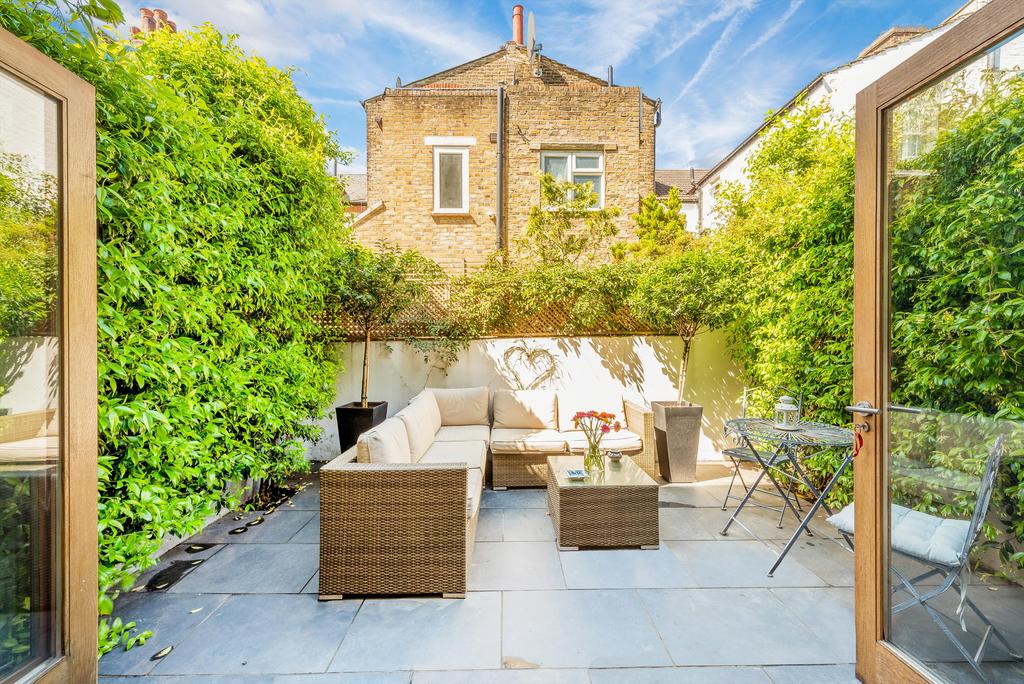 Fabian Road, Fulham, London, SW6 2 bed flat - £2,847 pcm (£657 pw)
