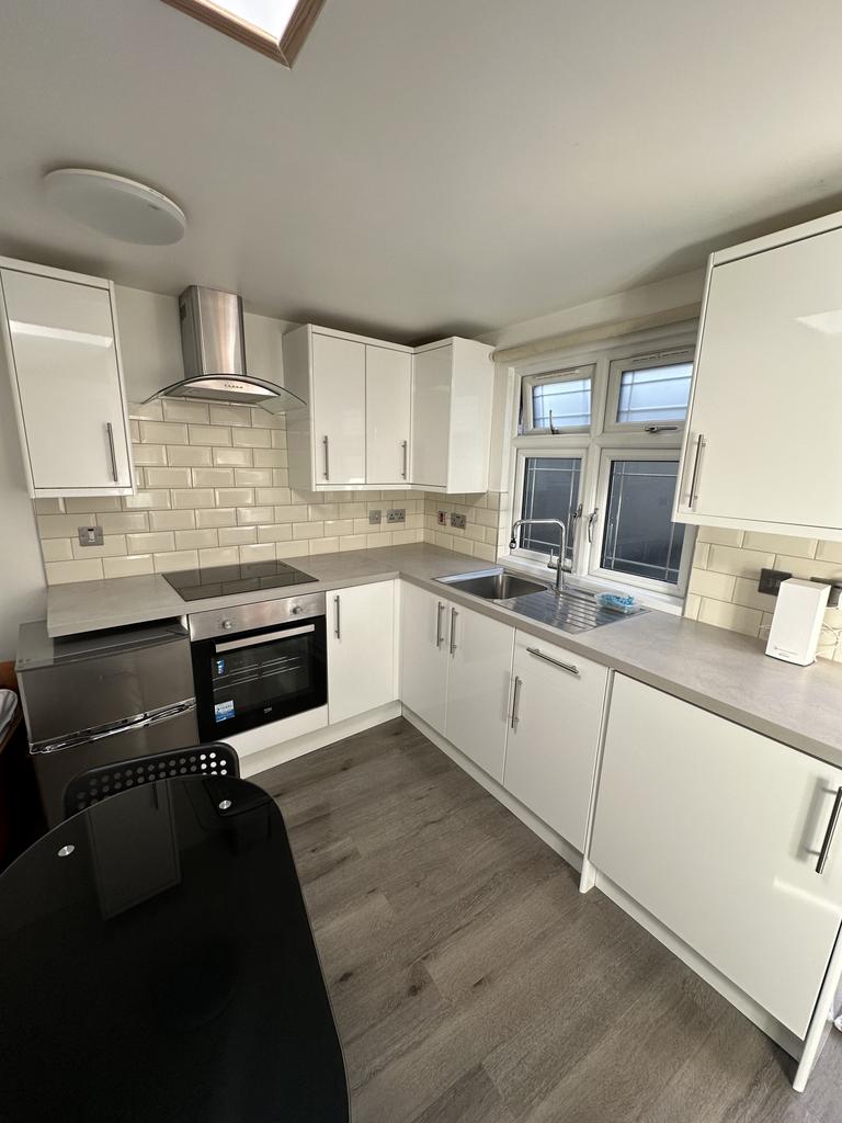 Holly Grove, London, NW9 Studio - £1,000 pcm (£231 pw)