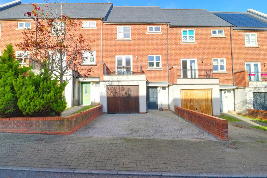Peggs Way, Basingstoke, Hampshire, RG24 4 bed terraced house - £400,000