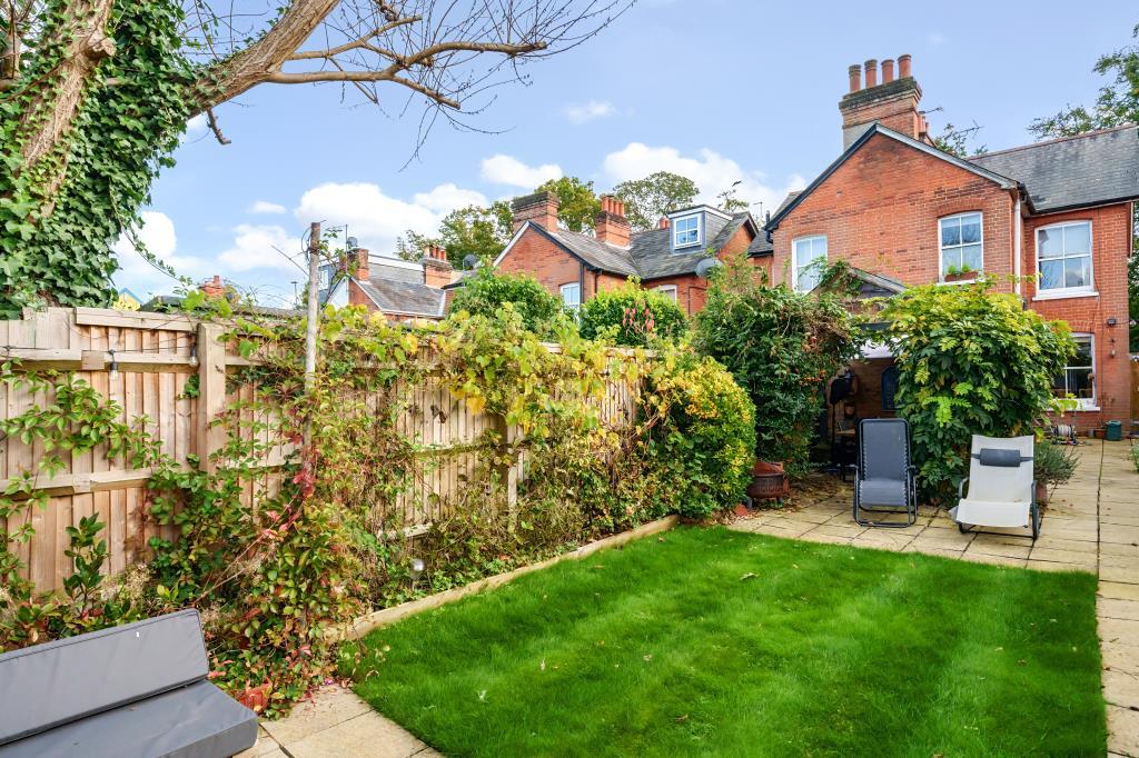 Bagshot, Surrey, GU19 2 bed cottage for sale - £400,000