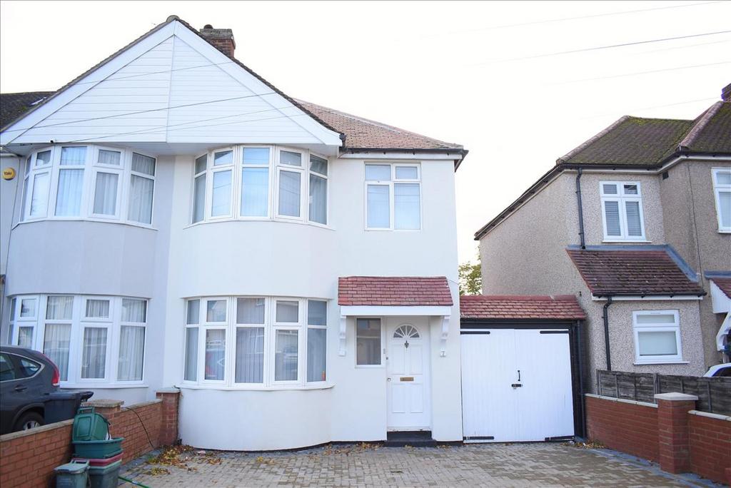 Guildford Avenue, Feltham, TW13 3 bed house - £2,300 pcm (£531 pw)