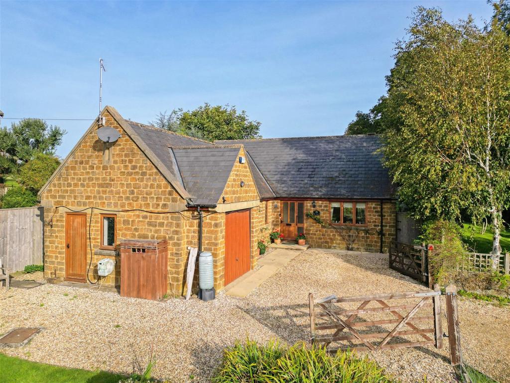 Lower Brailes, Banbury, OX15 5AG 2 bed detached bungalow - £480,000