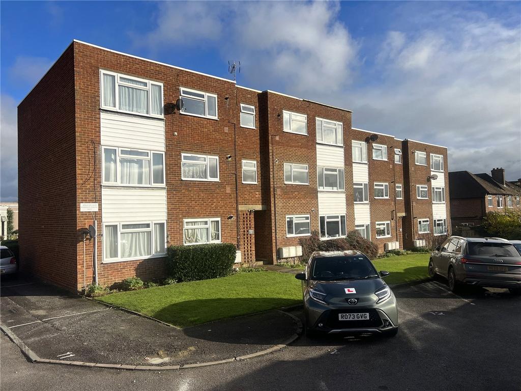 Worplesdon Road, Guildford, Surrey, GU2 2 bed apartment - £1,400 pcm (£ ...