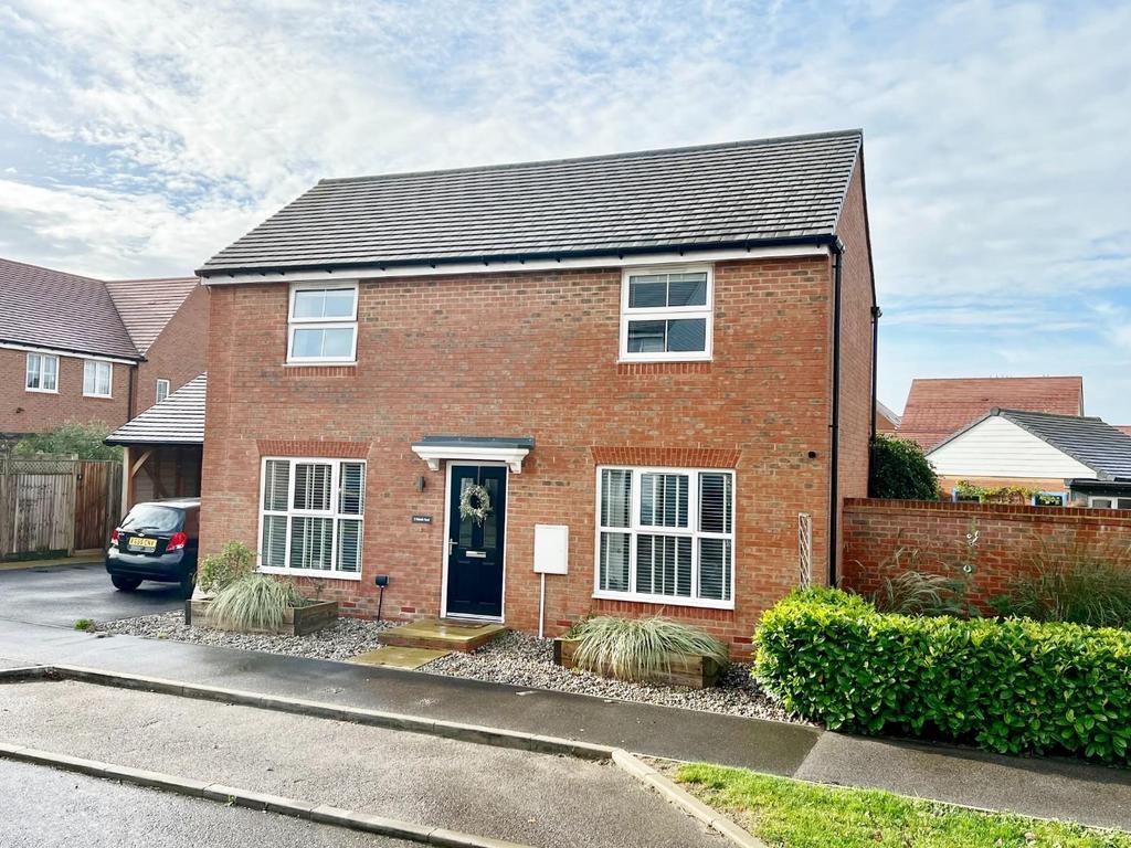 HYTHE 3 bed detached house - £425,000