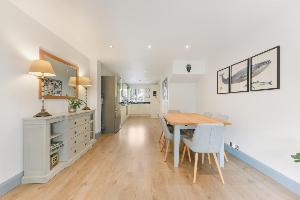 Franche Court Road, SW17 2 bed house - £2,750 pcm (£635 pw)