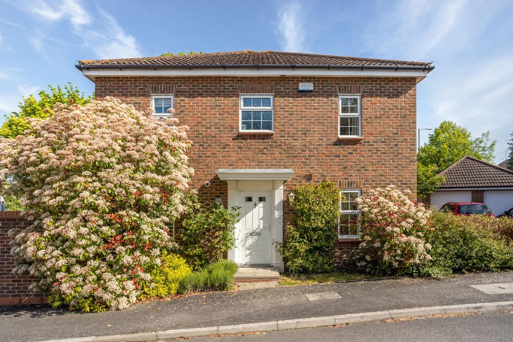 Oakhill Chase, Crawley RH10 4 bed detached house - £525,000