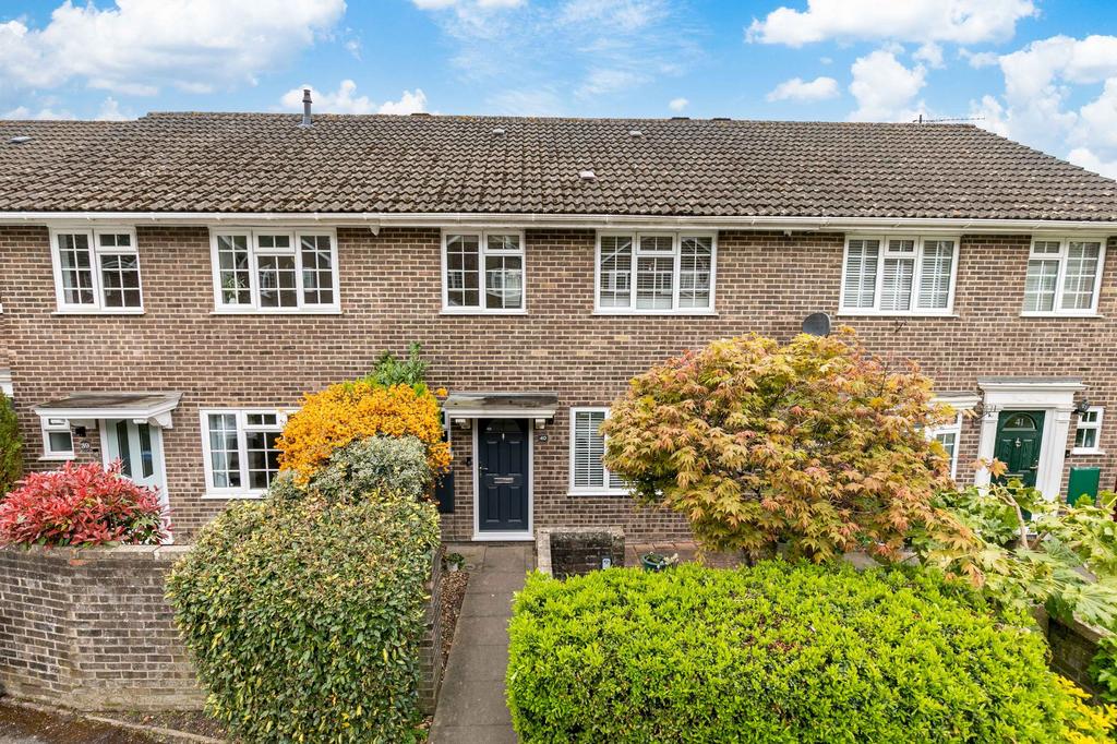 Pinetrees Close, Crawley RH10 3 bed terraced house - £375,000