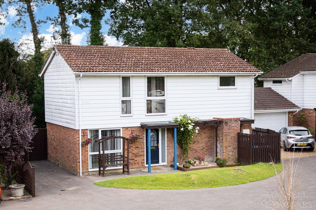 Erica Way, Crawley RH10 4 bed detached house - £525,000