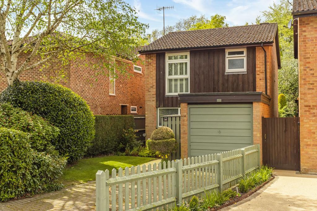 Erica Way, Crawley RH10 3 bed detached house - £440,000