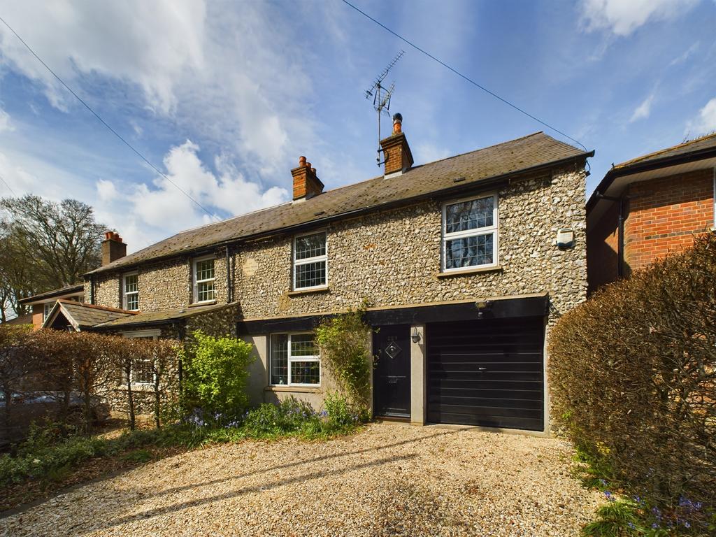 Amersham Road, Hazlemere 5 bed semi-detached house - £500,000