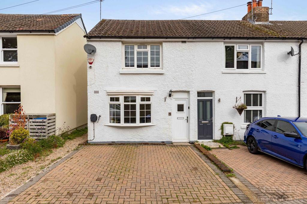 Hermitage Road, East Grinstead RH19 3 bed end of terrace house - £400,000