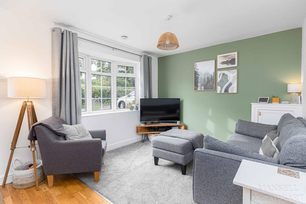 Hermitage Road, East Grinstead RH19 3 bed end of terrace house - £400,000
