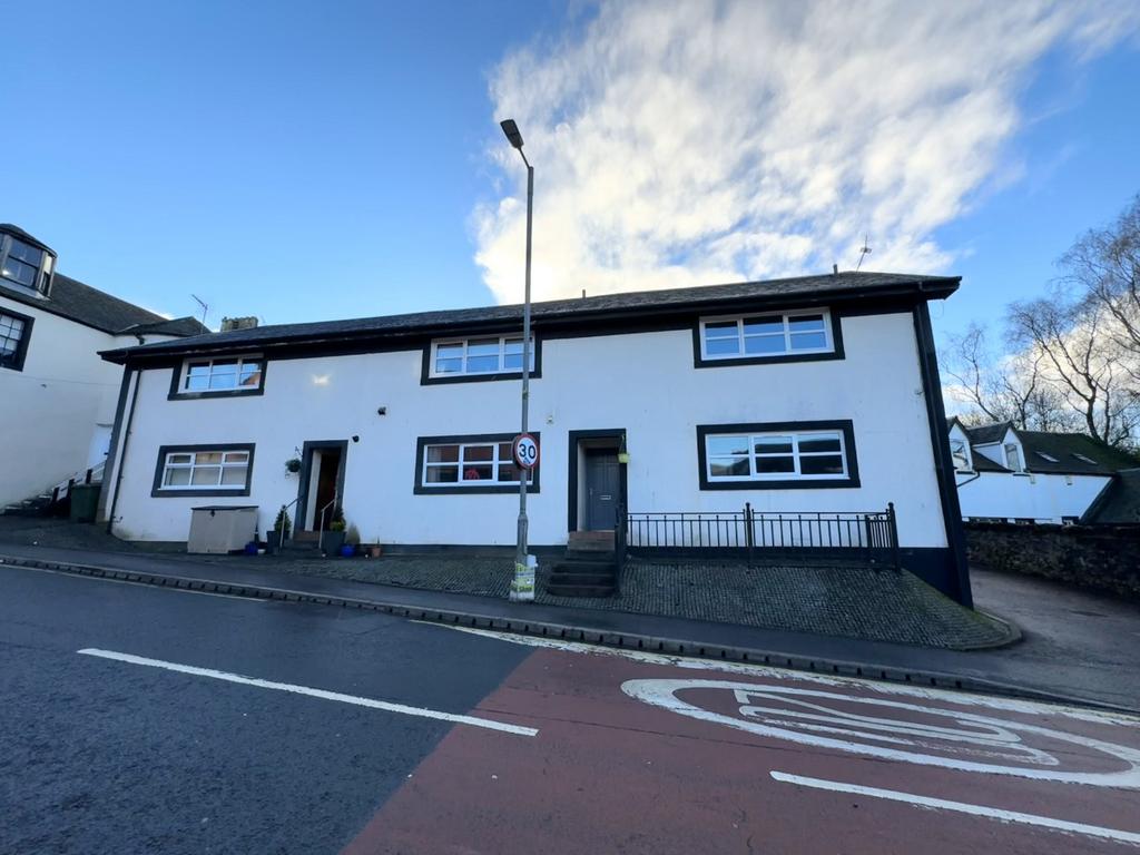 Wellbrae, South Lanarkshire... 2 bed flat - £695 pcm (£160 pw)