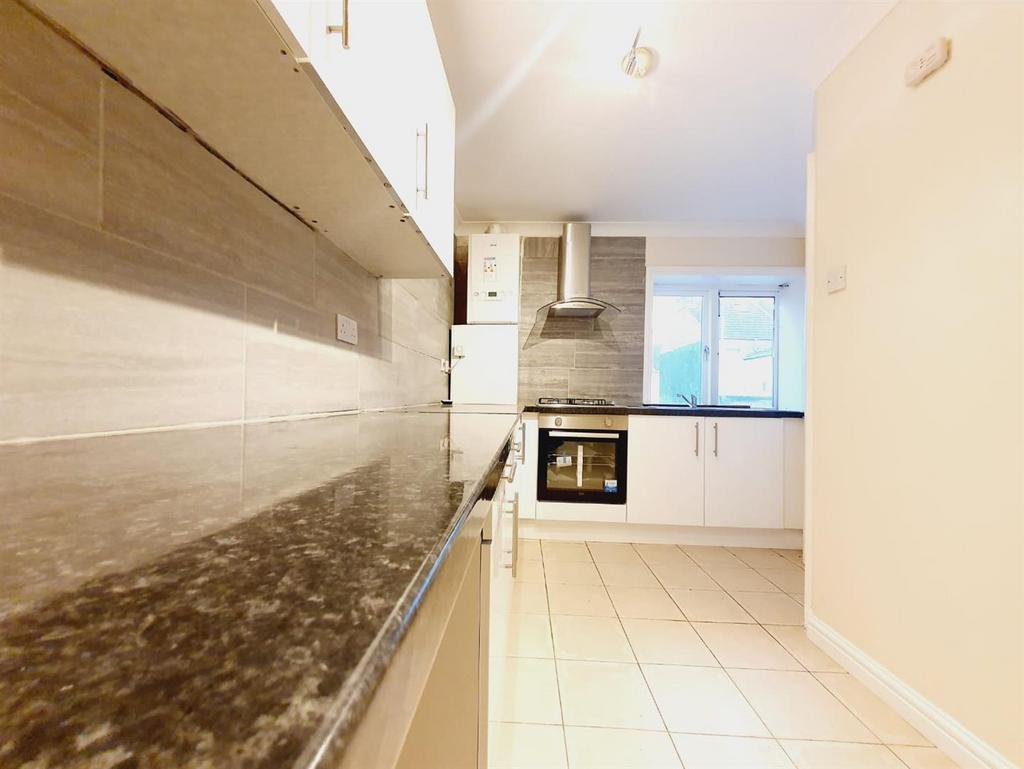 Albert Road, Chatham 2 bed flat - £1,280 pcm (£295 pw)