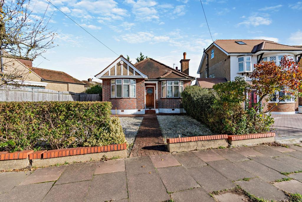 Rayners Lane, Pinner, HA5 2 bed detached bungalow for sale - £685,000