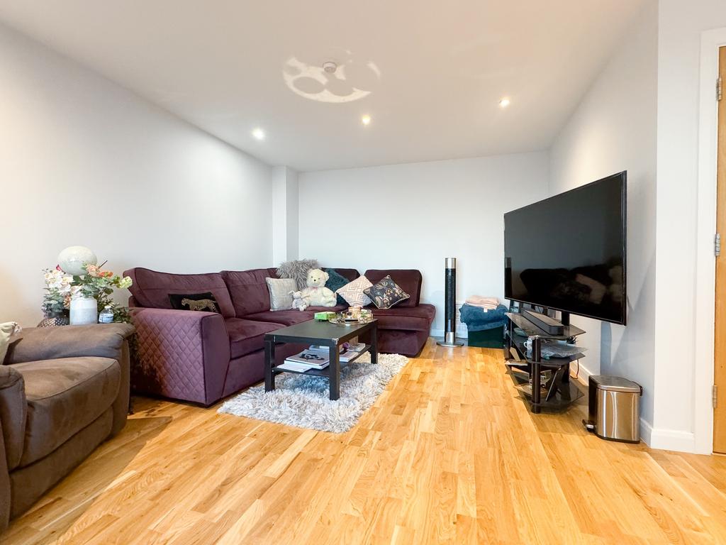 Tower Point, 52 Sydney Road, Enfield... 3 bed flat - £2,350 pcm (£542 pw)