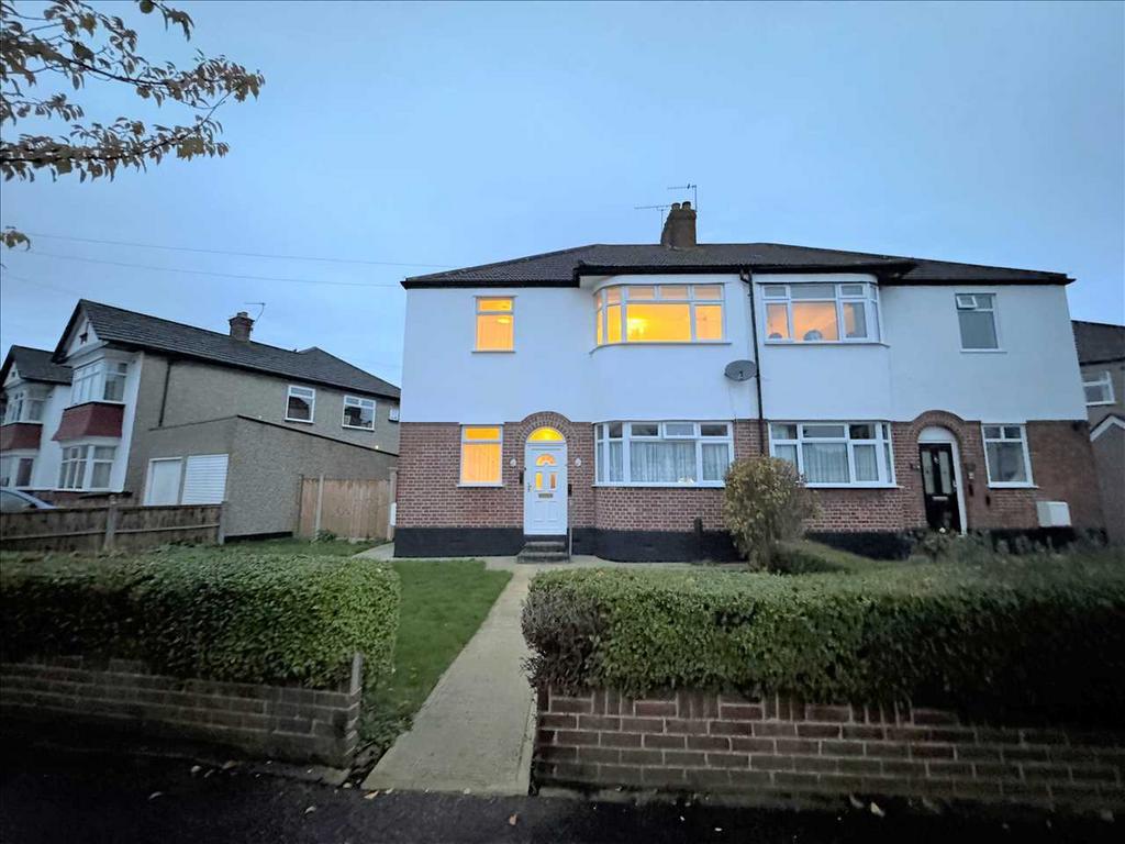 Tudor Drive Romford, Romford 2 bed apartment to rent - £1,500 pcm (£346 pw)