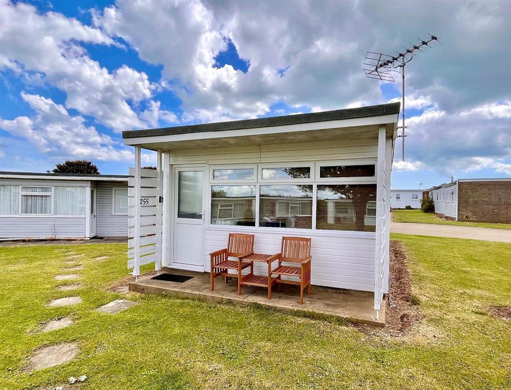 Hemsby 2 bed chalet for sale - £32,495