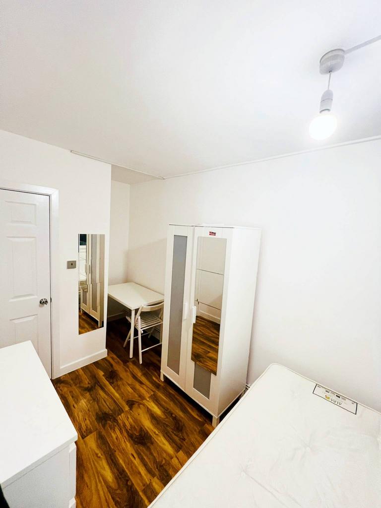 Lampeter Square, London W6 1 bed in a house share to rent - £900 pcm (£ ...