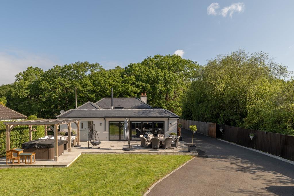Smallfield Road, Horley, Surrey, RH6 4 bed detached house for sale - £ ...