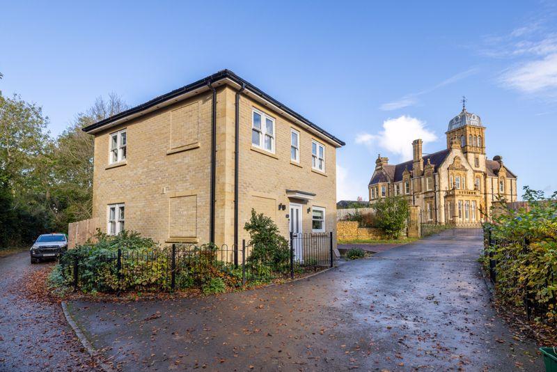 Priorygate Court, Castle Cary 2 bed detached house - £340,000