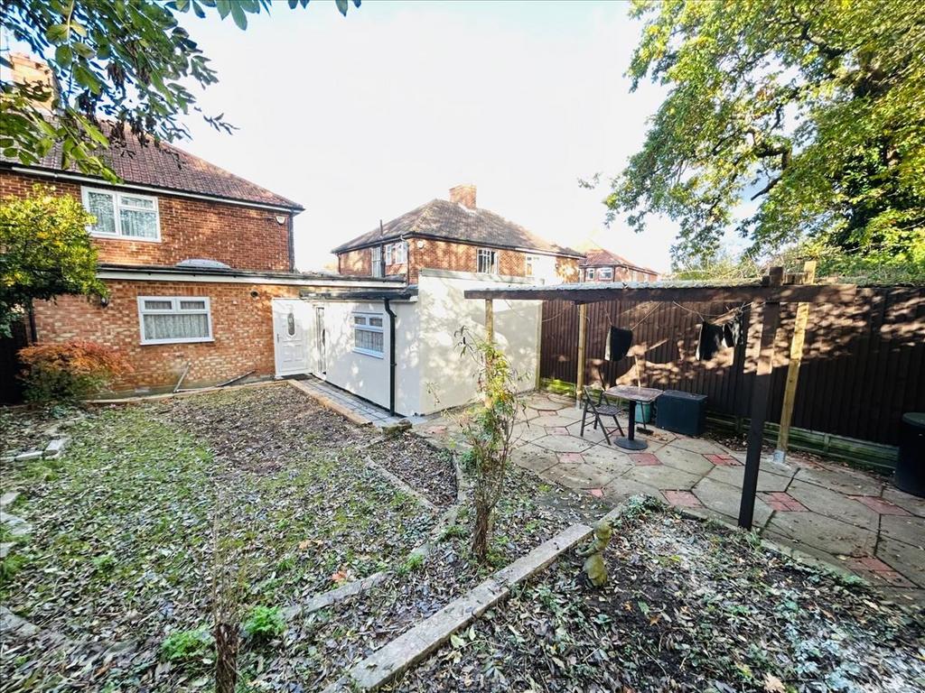 Ashness Gardens Greenford Ub6 4 Bed House £2 750 Pcm £635 Pw