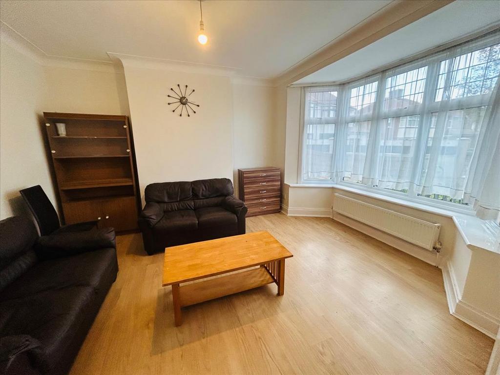 Ashness Gardens Greenford Ub6 4 Bed House £2 750 Pcm £635 Pw