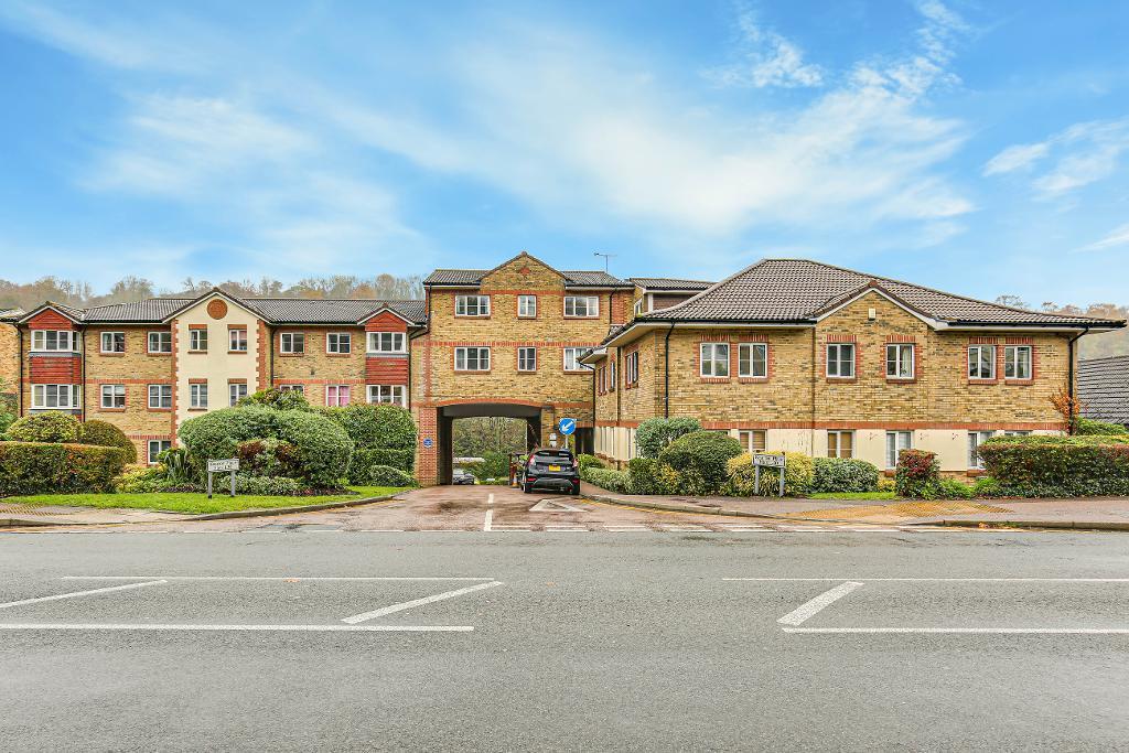 Kearton Place, Caterham, Surrey, CR3 6PU 2 bed flat for sale - £249,950