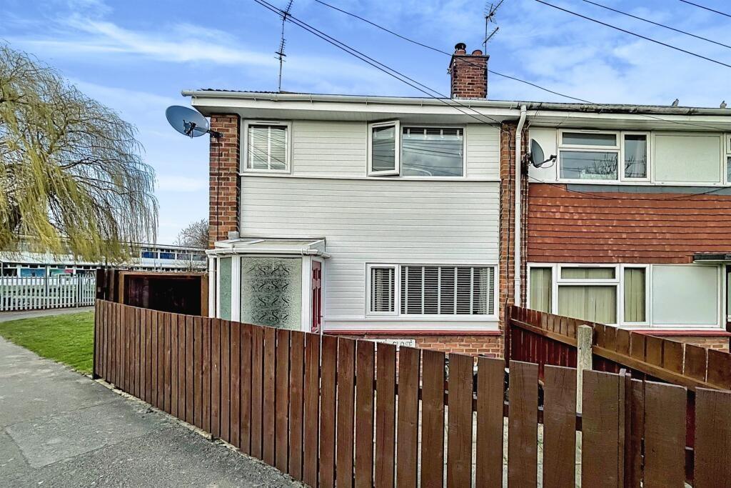 Adelphi Close, Hull, HU8 3 bed terraced house - £95,000