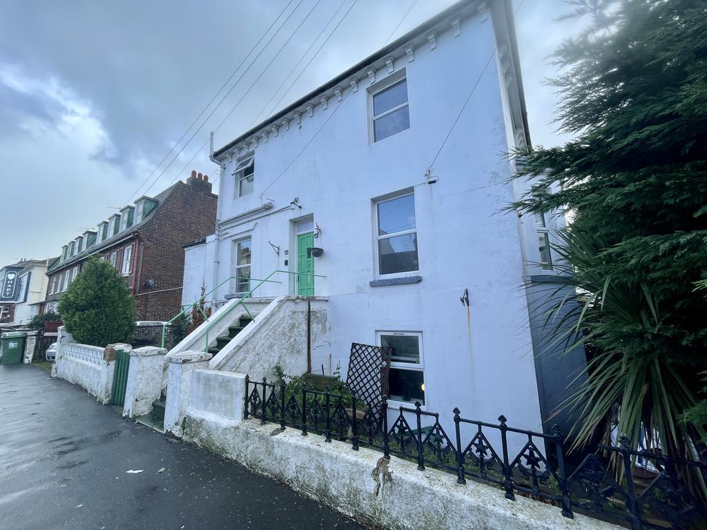 Longstone Road, Eastbourne BN21 2 bed flat - £1,150 pcm (£265 pw)