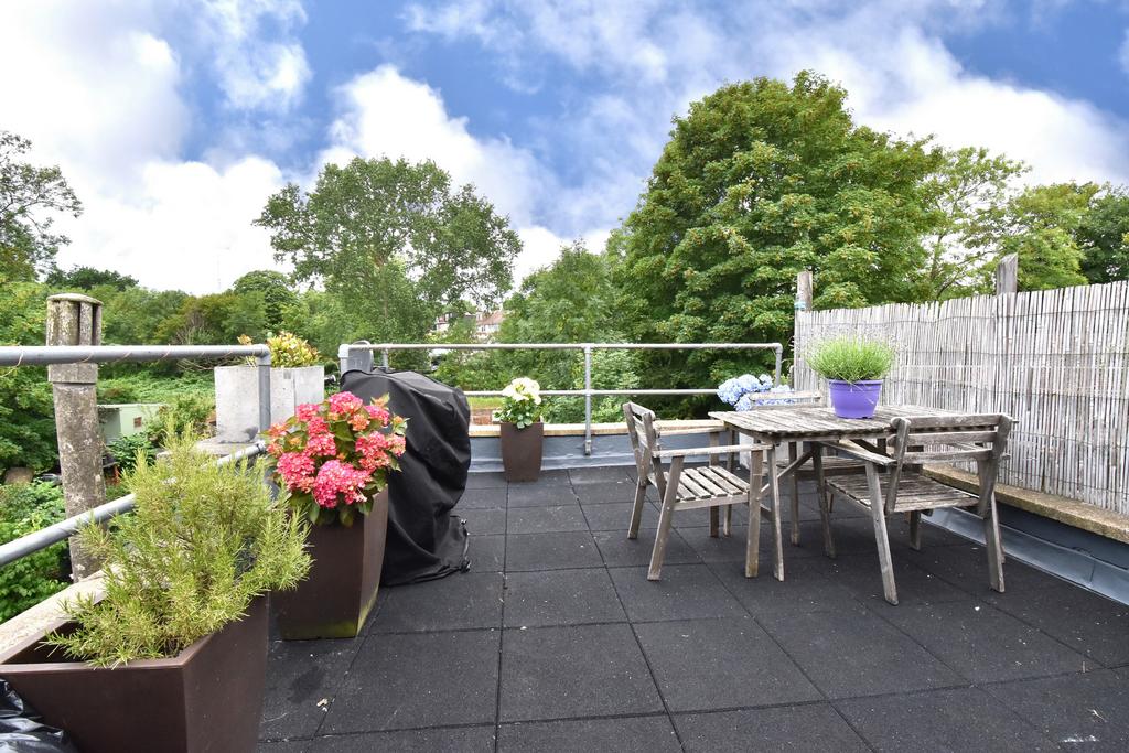 Silverdale, Sydenham, London, SE26 4SQ 1 bed flat - £1,500 pcm (£346 pw)