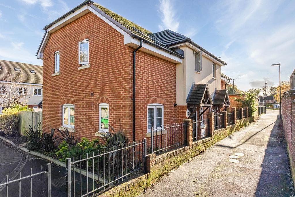 West Street, Crawley RH11 3 bed semi-detached house - £350,000