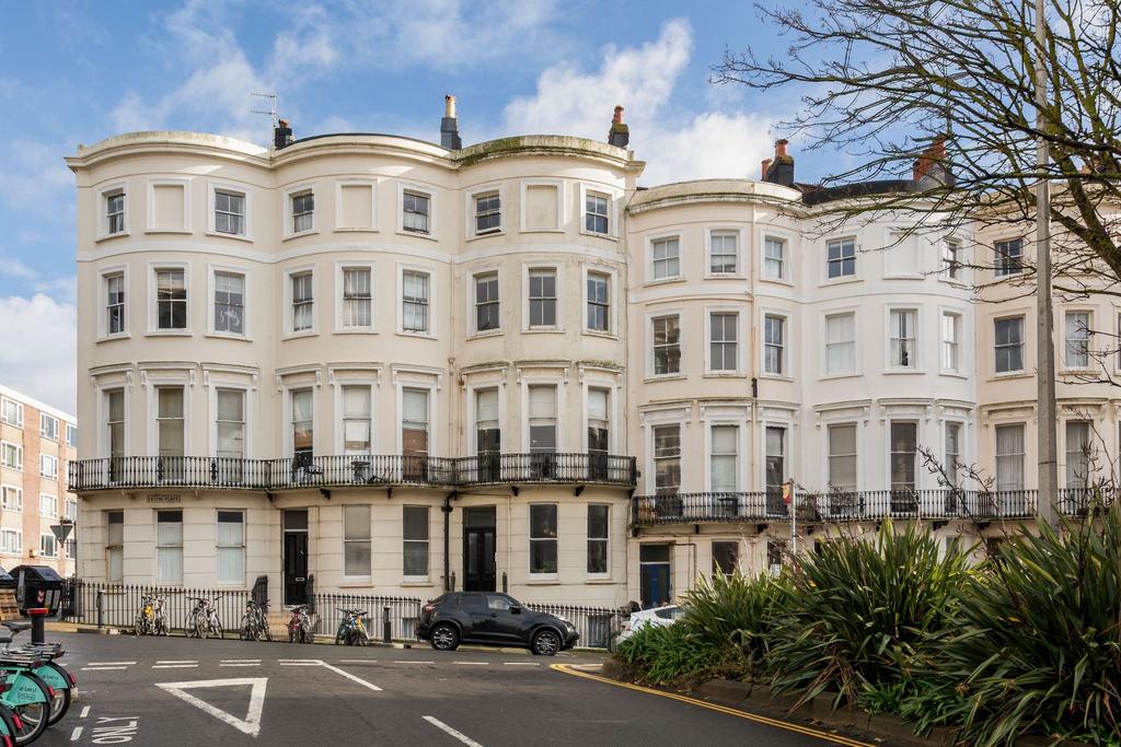 Eaton Place, Brighton 2 bed flat - £1,500 pcm (£346 pw)