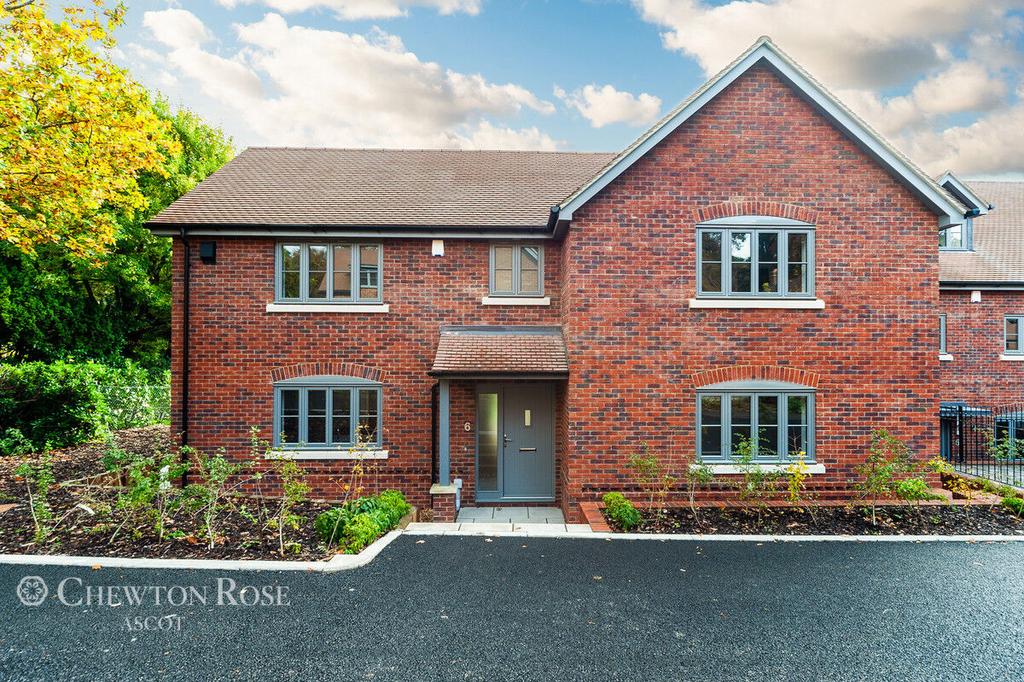 Dunmar Gardens, Camberley 4 bed detached house - £1,275,000