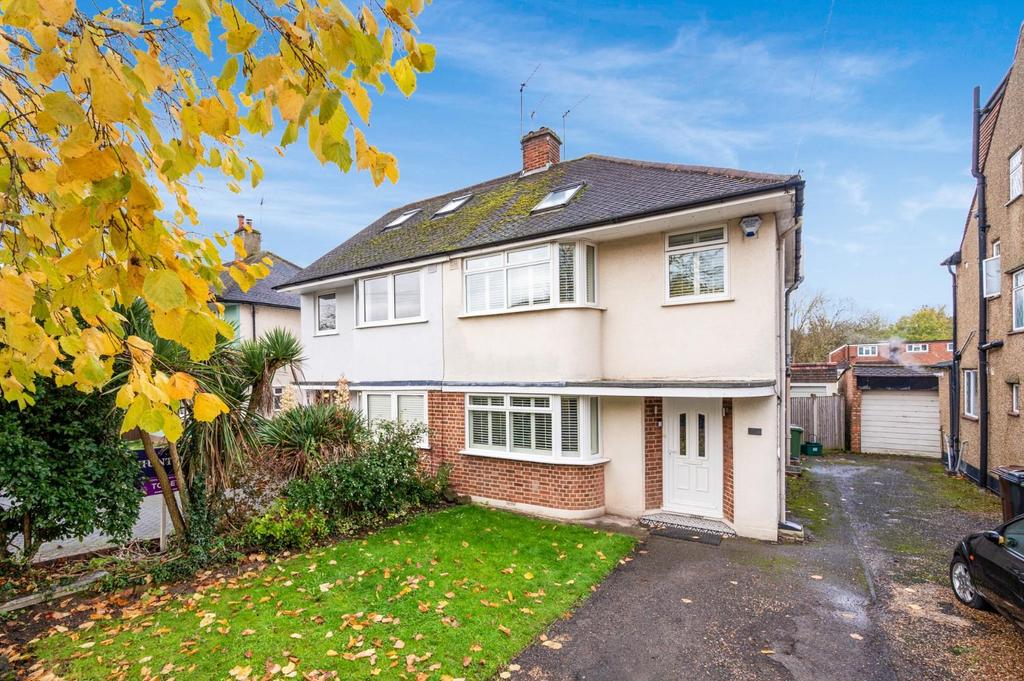 Mortimer Crescent Worcester Park 3 Bed Semi Detached House £600 000