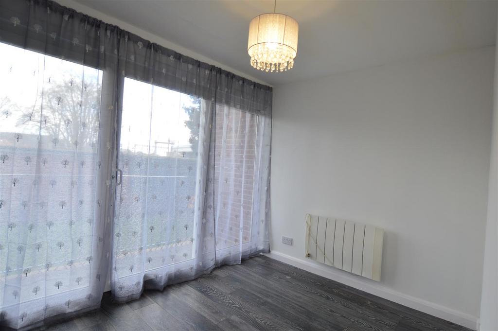 Sandringham Court, Slough, Slough 2 bed apartment - £1,400 pcm (£323 pw)