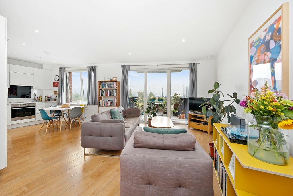 Navigation Road, London E3 2 bed flat - £147,000