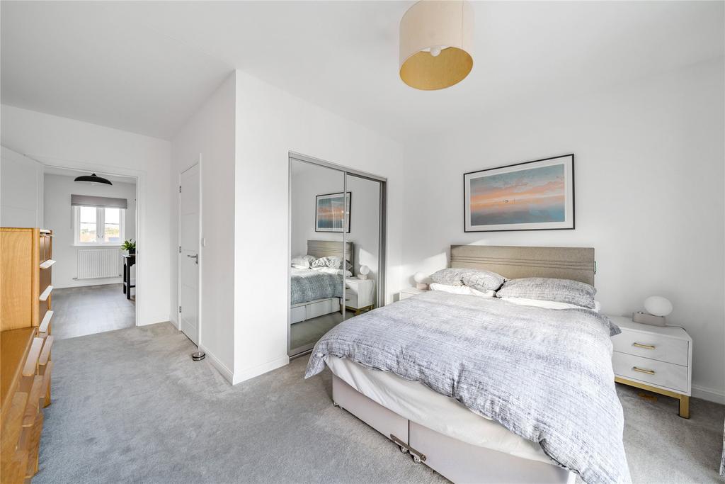 Bell Farm Way, Hersham... 2 bed flat - £450,000