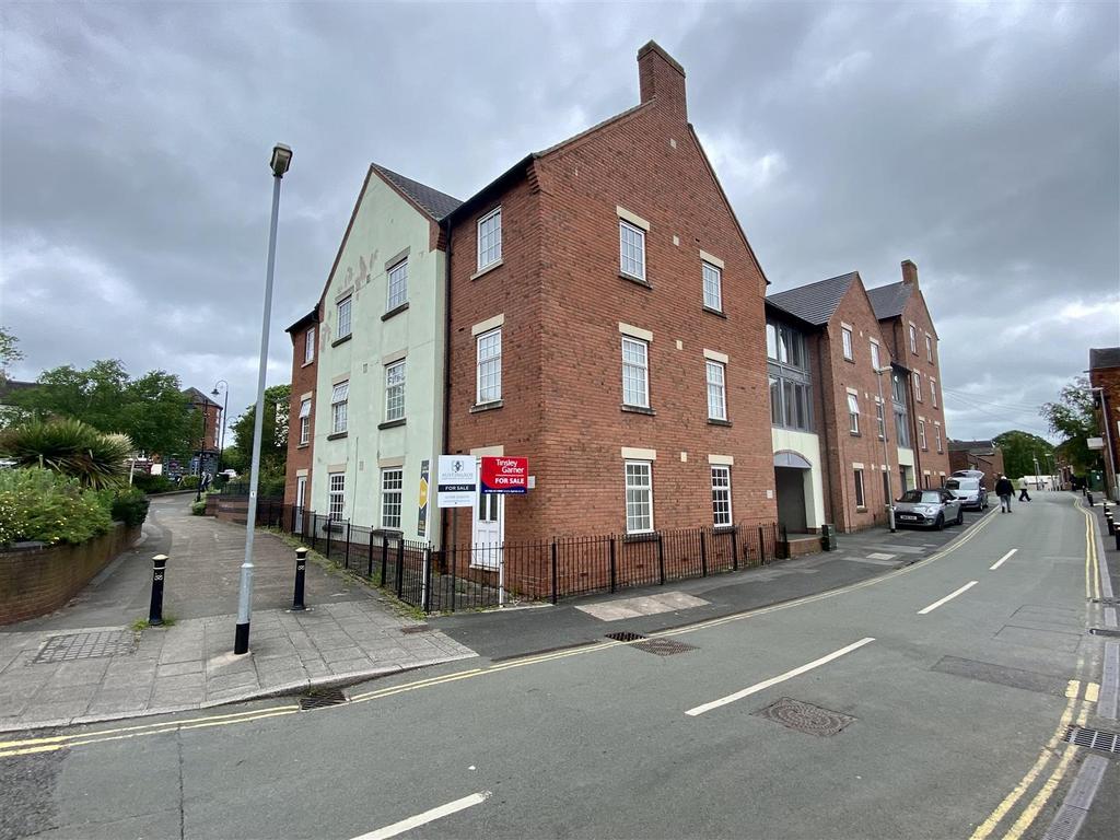Abbey Street, Stone 2 bed flat - £135,000