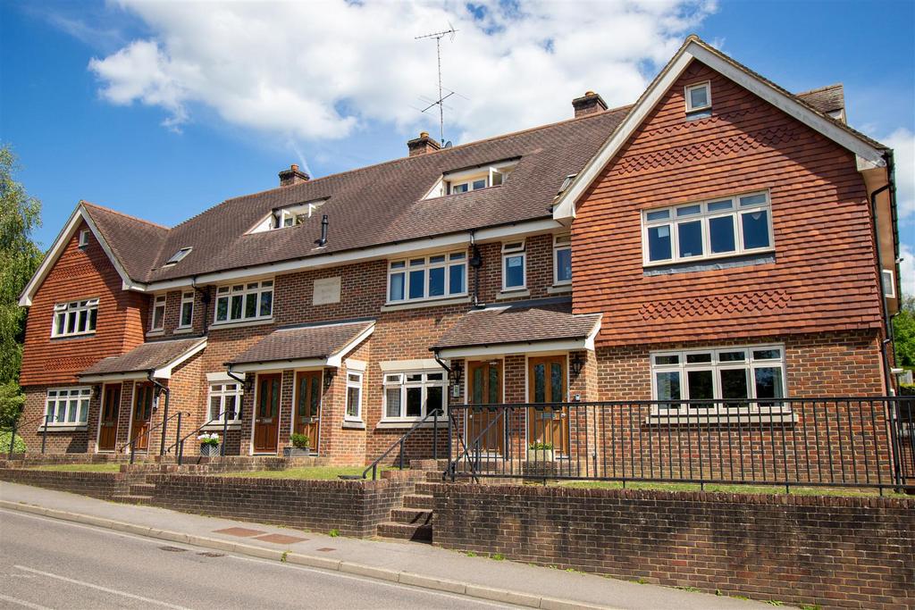London Road, Balcombe 2 bed flat - £1,300 pcm (£300 pw)