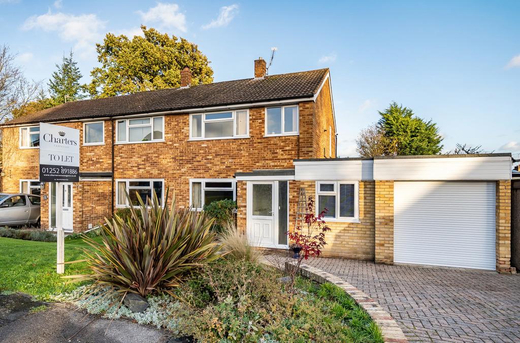 Poplar Walk, Farnham, Surrey, GU9 3 bed semi-detached house - £1,995 ...