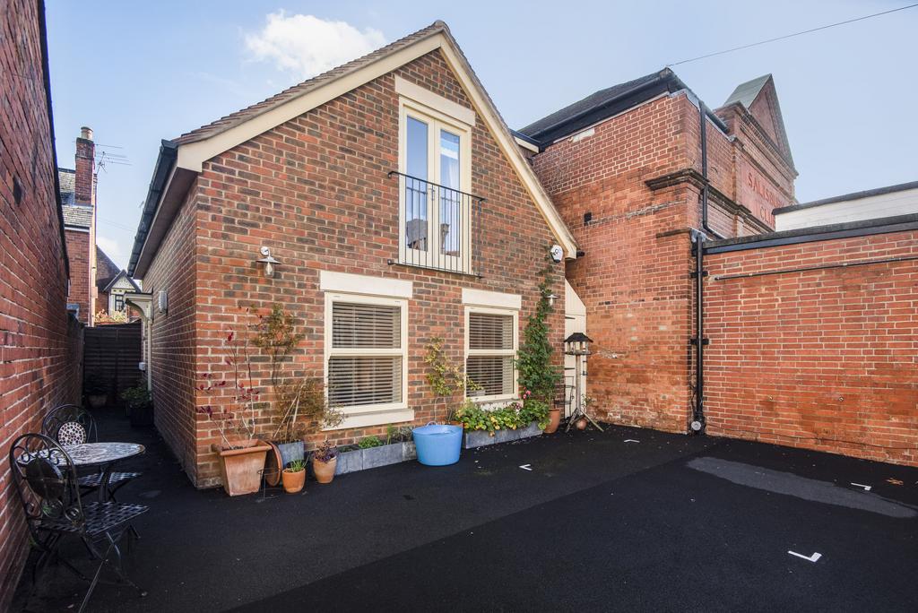 Reading Road, RG9 1AB 2 bed detached house - £2,000 pcm (£462 pw)
