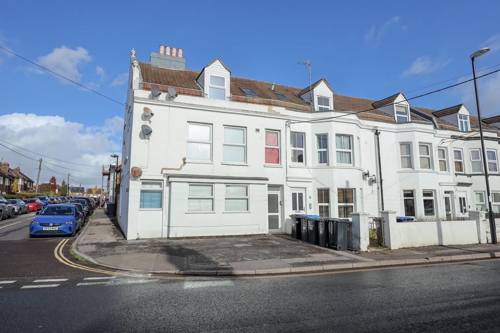 Royal George Road, Burgess Hill, RH15 2 bed apartment - £220,000