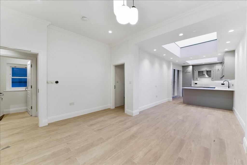 Rowan Road, London, W6 2 bed apartment - £3,943 pcm (£910 pw)