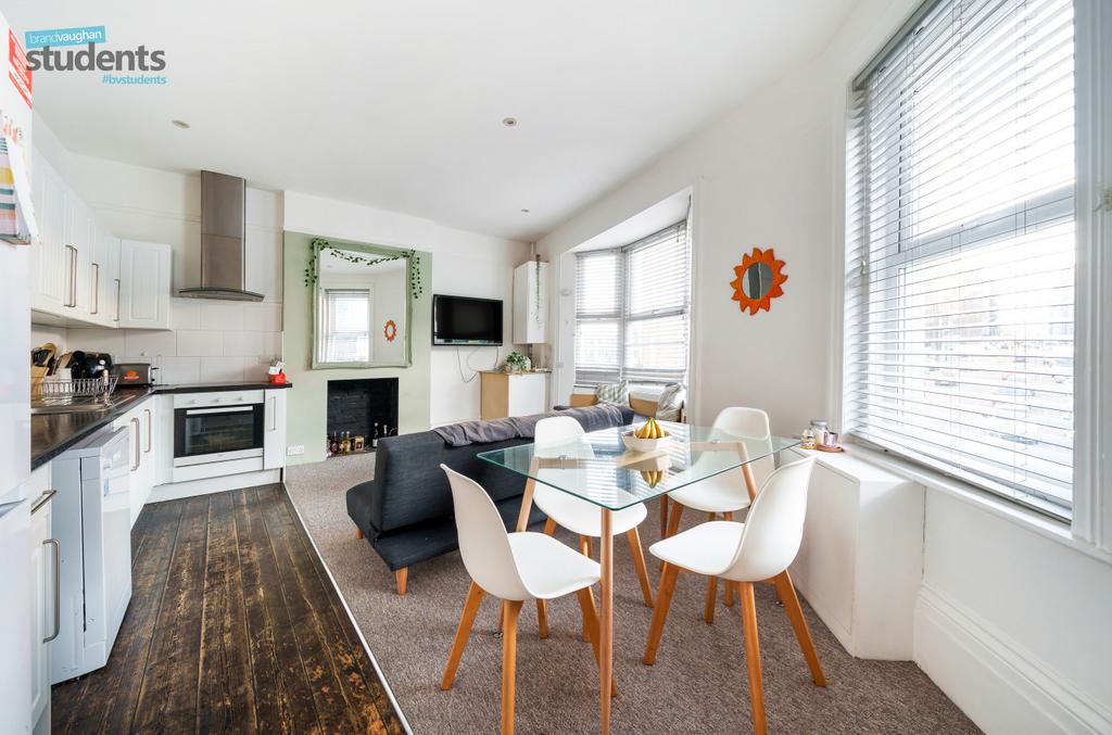 Brighton, East Sussex BN1 3 bed maisonette - £2,574 pcm (£594 pw)