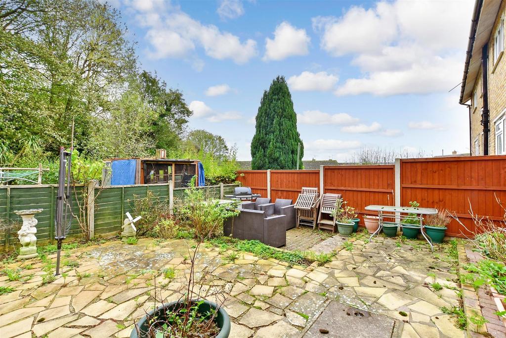 Queensway, Detling, Maidstone, Kent 2 bed ground floor maisonette for ...
