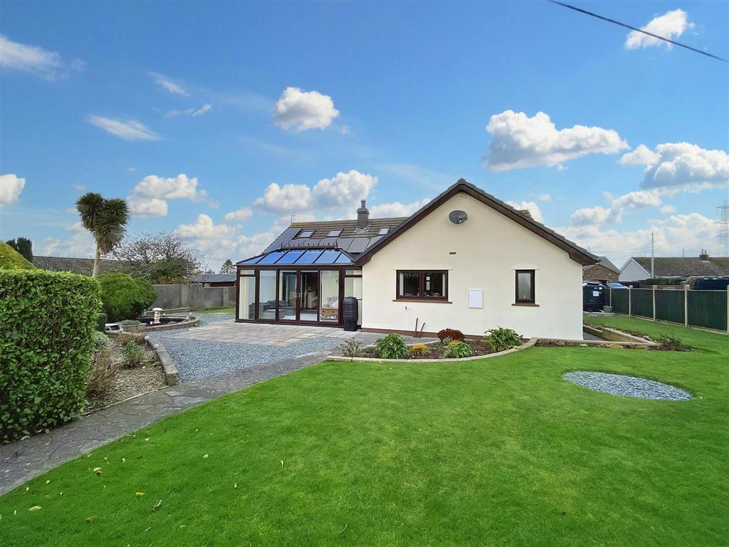 Hundleton, Pembroke 5 bed detached bungalow - £435,000