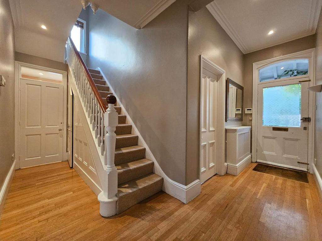 Lisson Grove, Hale 5 bed detached house - £4,000 pcm (£923 pw)